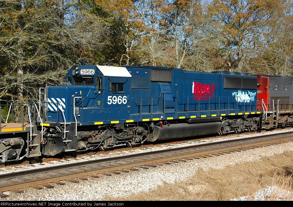 HLCX 5966 with grafitti